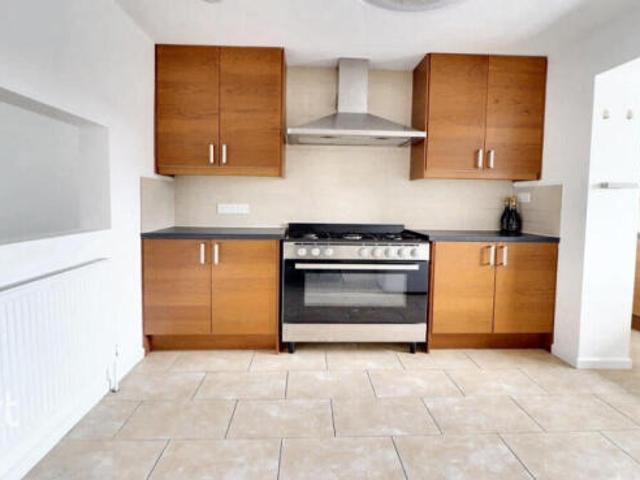 3 bedroom detached house for sale in Devon Road, Luton, LU2