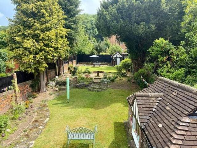 3 bedroom detached house for sale in Elmwood Crescent, Luton, LU2