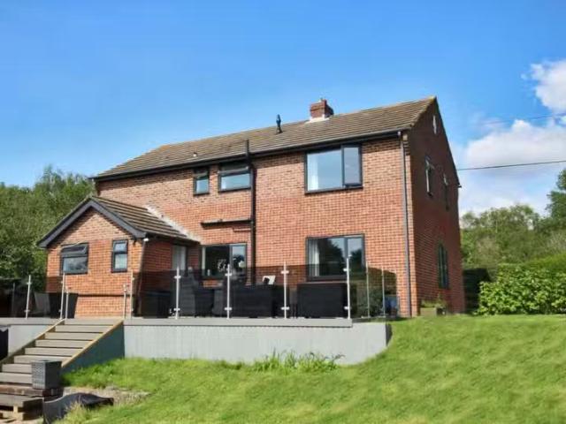 3 bedroom detached house for sale in Forest Road, Bransgore, C.