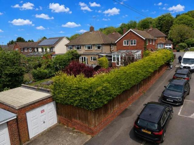3 bedroom detached house for sale in Fairford Avenue, Luton, Bedfordshire, LU2