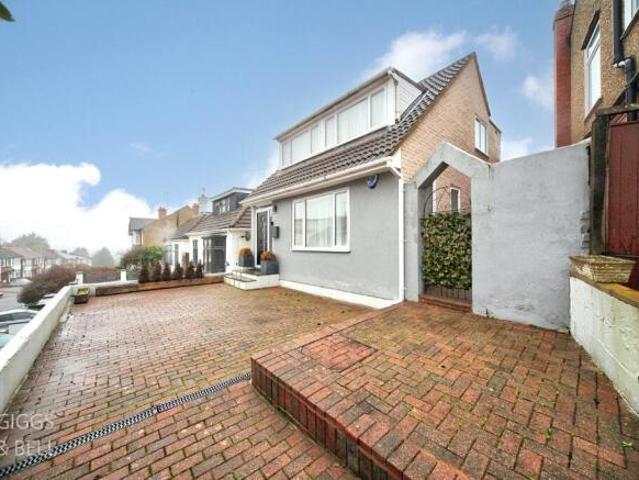 3 bedroom detached house for sale in Farley Hill, Luton, Bedfordshire, LU1