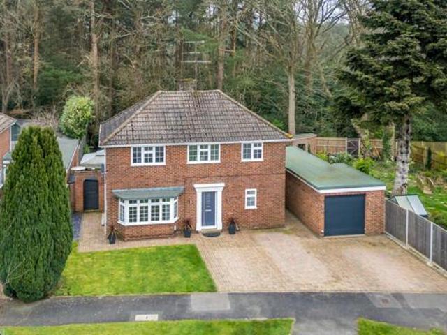 3 Bedroom Detached House For Sale In Fleet