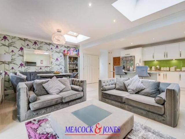 3 bedroom detached house for sale in Friars Avenue, Shenfield, Brentwood, CM15