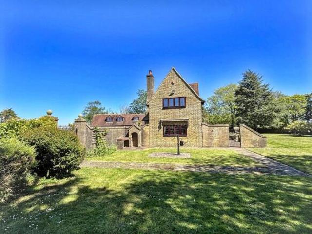 3 bedroom detached house for sale in Knoll Hill, Aldington, TN25