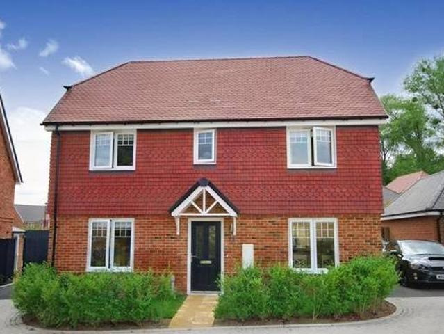 3 bedroom detached house for sale in Keepsake Close Farnham Surrey GU9