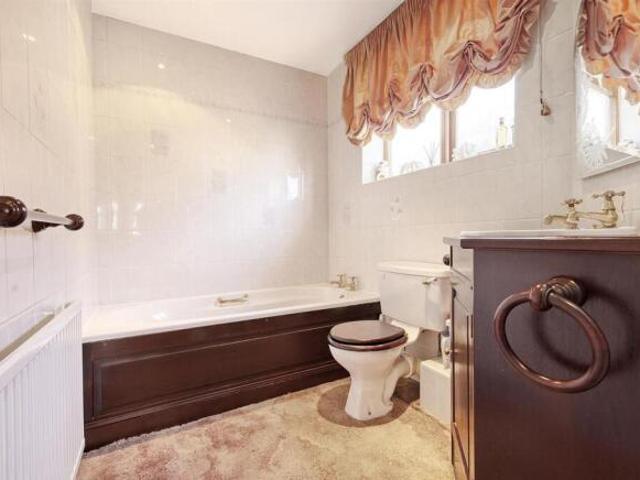 3 bedroom detached house for sale in Kiln Field, Hook End, CM15