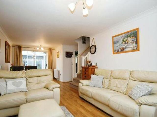 3 Bedroom Detached House For Sale In Kingswood