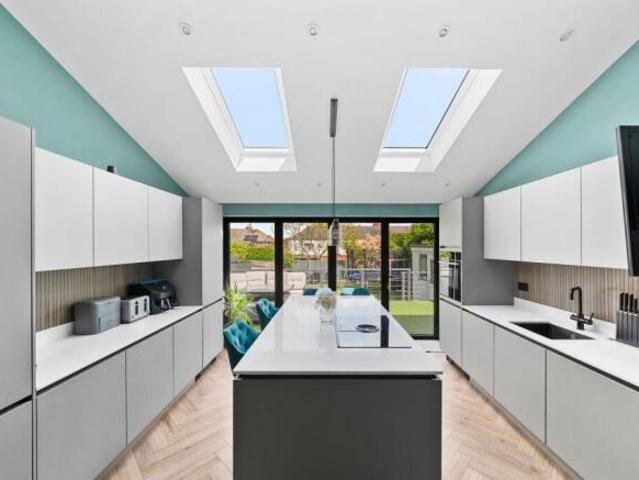 3 bedroom detached house for sale in Kingsley Road, Harrogate, HG1