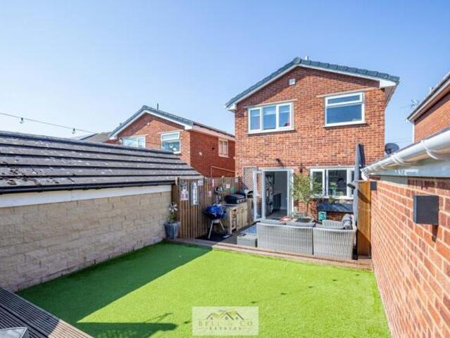 3 bedroom detached house for sale in Kirkcroft Avenue, Killamarsh, Sheffield, S21