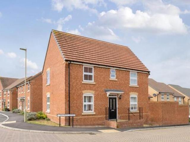 3 Bedroom Detached House For Sale In Hook, Hampshire
