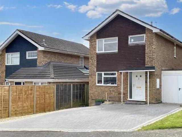 3 Bedroom Detached House For Sale In Hook, Hampshire