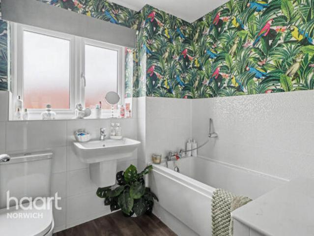 3 bedroom detached house for sale in Hawthorn Drive, Norwich, NR13