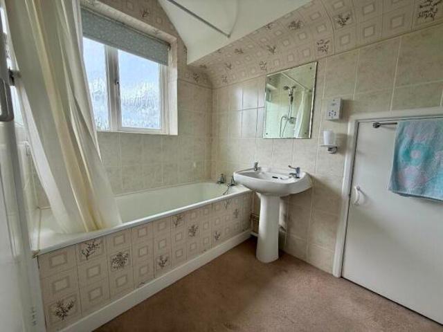 3 bedroom detached house for sale in Half Moon Crescent, Oadby, Leicester, LE2