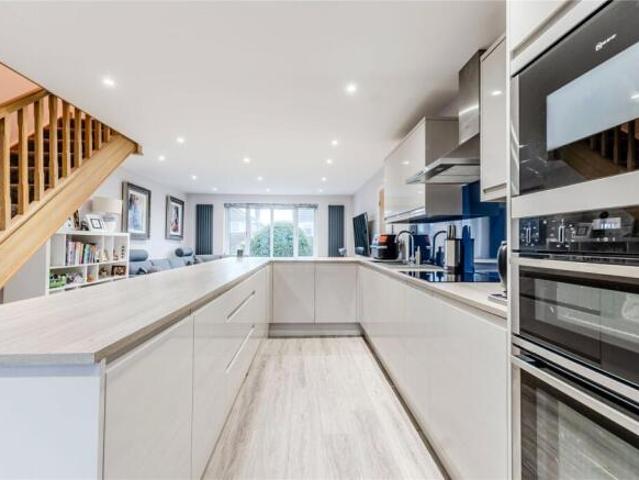3 bedroom detached house for sale in Hall Park Avenue, Horsforth, Leeds, LS18