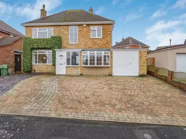 3 bedroom detached house for sale in Heath Road, Hollywood, Bi.