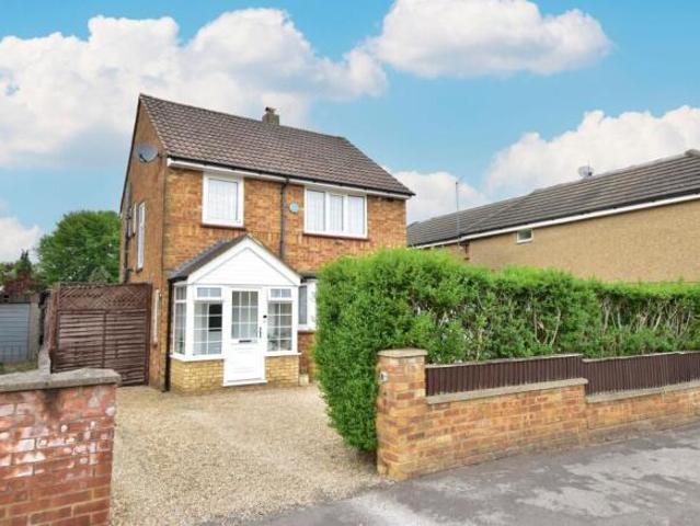 3 bedroom detached house for sale in High Road, Leavesden, WD25