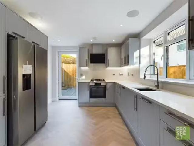 3 Bedroom Detached House For Sale In High Street, Crowthorne.