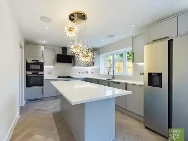 3 Bedroom Detached House For Sale In High Street, Crowthorne.