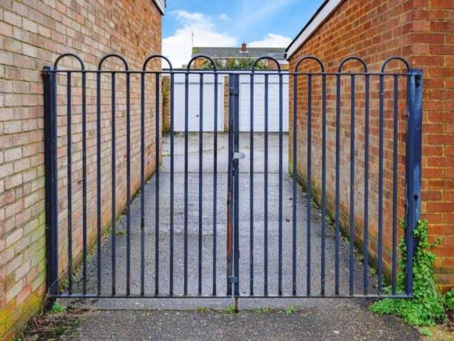 3 bedroom detached house for sale in High Street, Luton, Bedfordshire, LU4