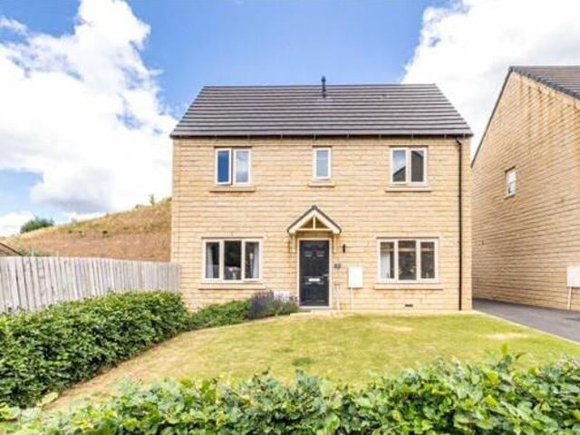 3 Bedroom Detached House For Sale In Huddersfield, West Yorkshire
