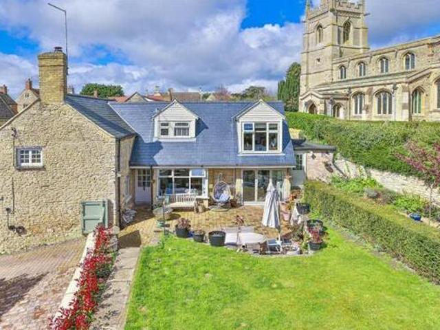 3 Bedroom Detached House For Sale In Islip