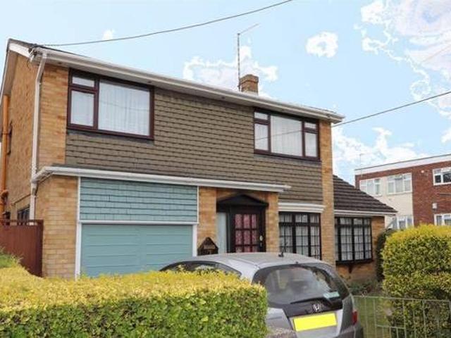 3 bedroom detached house for sale in Orchard Avenue Hockley SS5