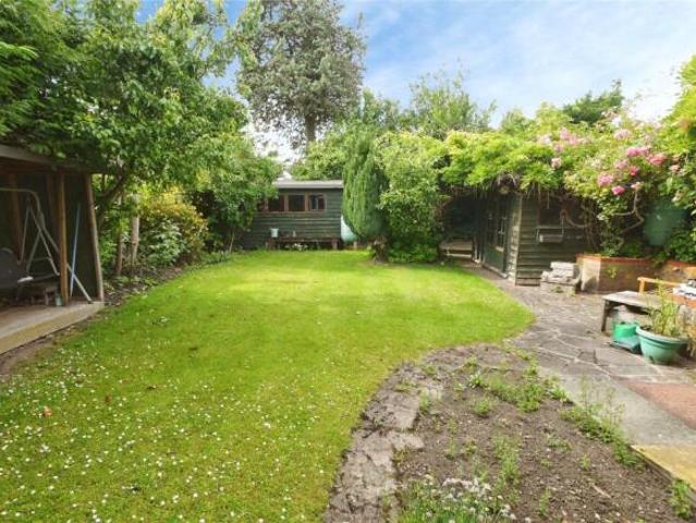 3 bedroom detached house for sale in Osborne Road, Pilgrims Hatch, Brentwood, Essex, CM15