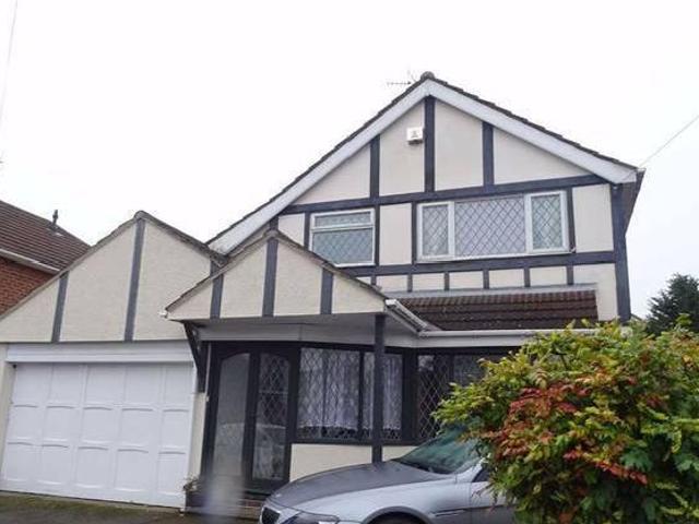 3 bedroom detached house for sale in Osiers Leicester LE3