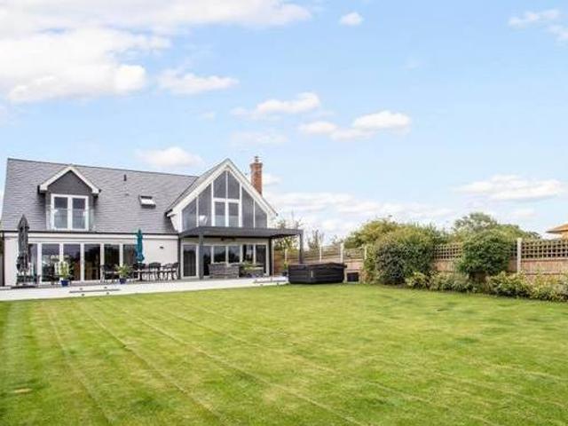 3 bedroom detached house for sale in Oxford Road HorndonOnTheHill Essex SS17 SS17