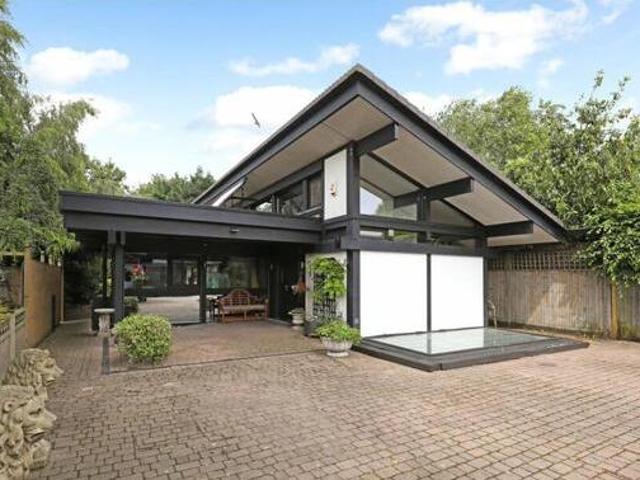 3 Bedroom Detached House For Sale In London