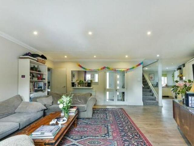 3 Bedroom Detached House For Sale In London