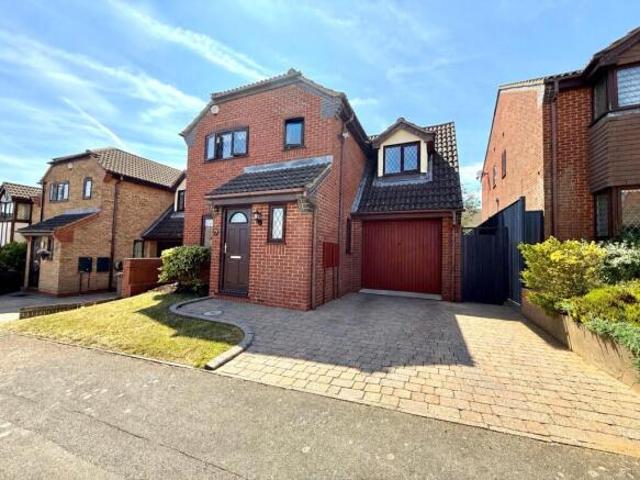 3 bedroom detached house for sale in Launton Close, Luton, LU3