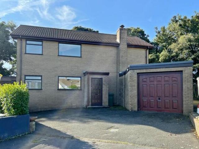 3 Bedroom Detached House For Sale In Laurel Avenue