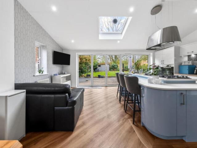3 bedroom detached house for sale in Ledbury, Great Linford, Milton Keynes, MK14