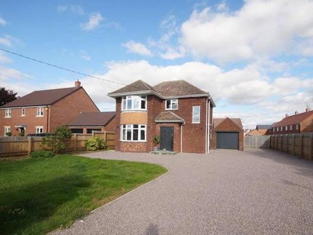 3 bedroom detached house for sale in Lincoln Road Navenby LN5