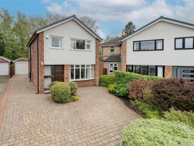 3 bedroom detached house for sale in Linton Crescent, Leeds, West Yorkshire, LS17