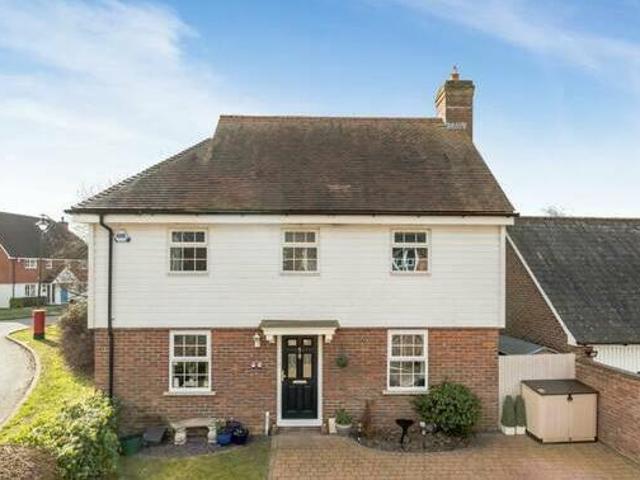 3 bedroom detached house for sale in Morris Drive Billingshurst RH14