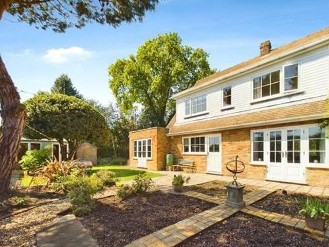 3 Bedroom Detached House For Sale In Mortimer West End