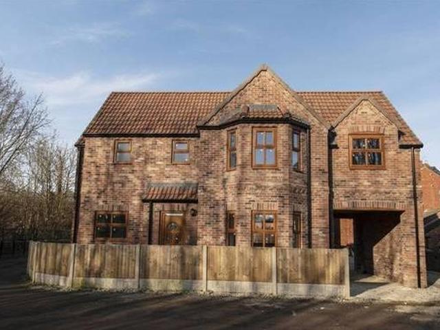 3 bedroom detached house for sale in Moss Road Askern Doncaster South Yorkshire DN6
