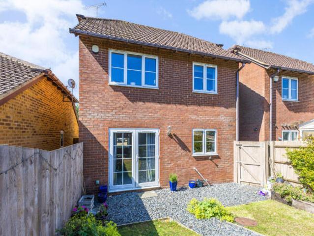3 bedroom detached house for sale in Mancroft Road, Aley Green, LU1