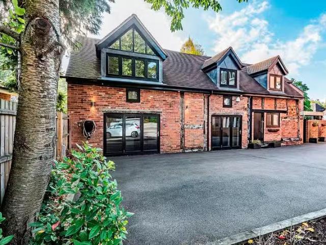 3 bedroom detached house for sale in Manor Road, Solihull, Wes.