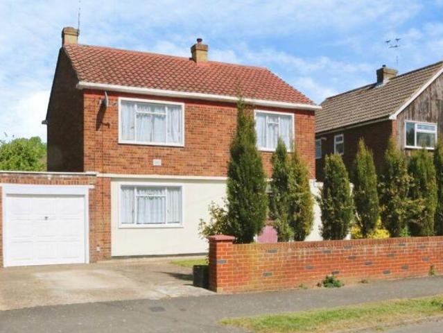 3 bedroom detached house for sale in Marlborough Road, Langley, SL3