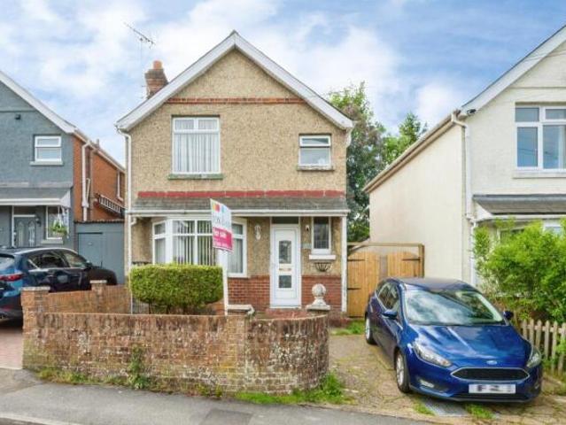 3 bedroom detached house for sale in Northfield Road, Southampton, SO18