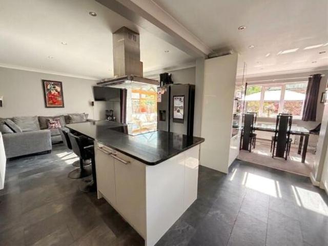 3 bedroom detached house for sale in New Avenue, Huddersfield, HD5