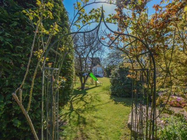 3 bedroom detached house for sale in South Weald Road, Brentwood, CM14
