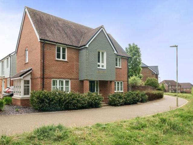 3 bedroom detached house for sale in Saunders Way, Basingstoke, RG23