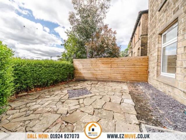 3 bedroom detached house for sale in Scale Hill, Huddersfield, HD2