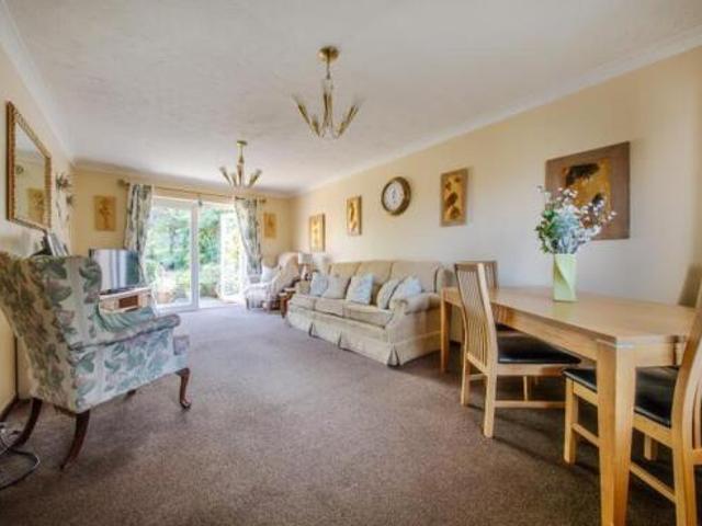 3 bedroom detached house for sale in Shanklin Close, Luton, LU3