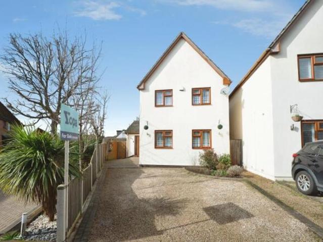 3 bedroom detached house for sale in Spinney Close, Rainham, RM13