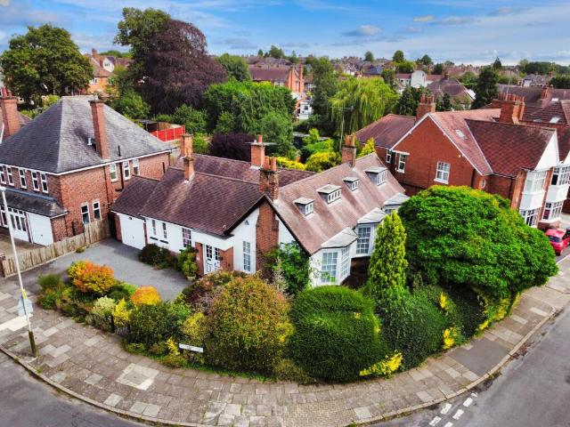 3 bedroom detached house for sale in St. Philips Road, Evington, Leicester, LE5